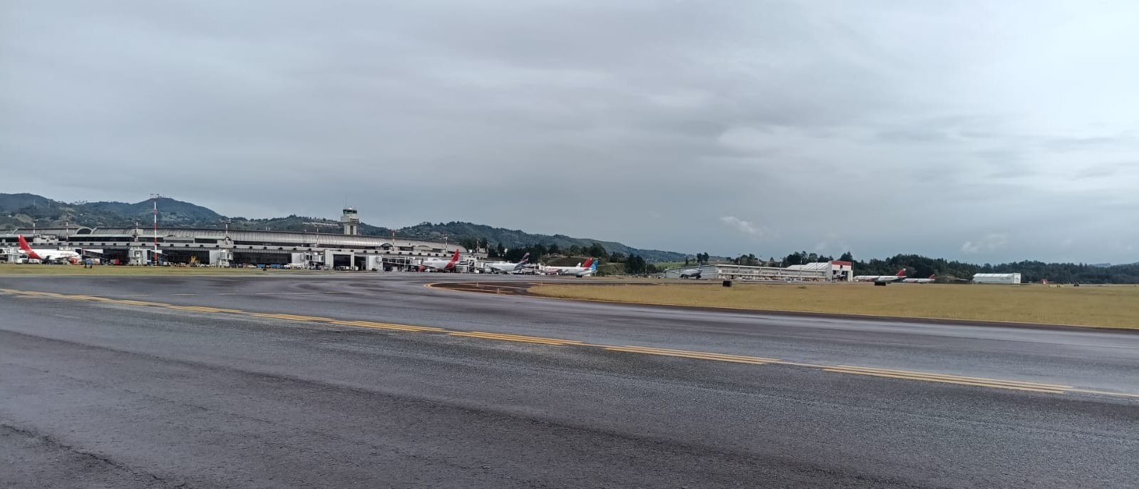 Aeropuerto José María Córdova retoma operaciones tras suspensión por ...